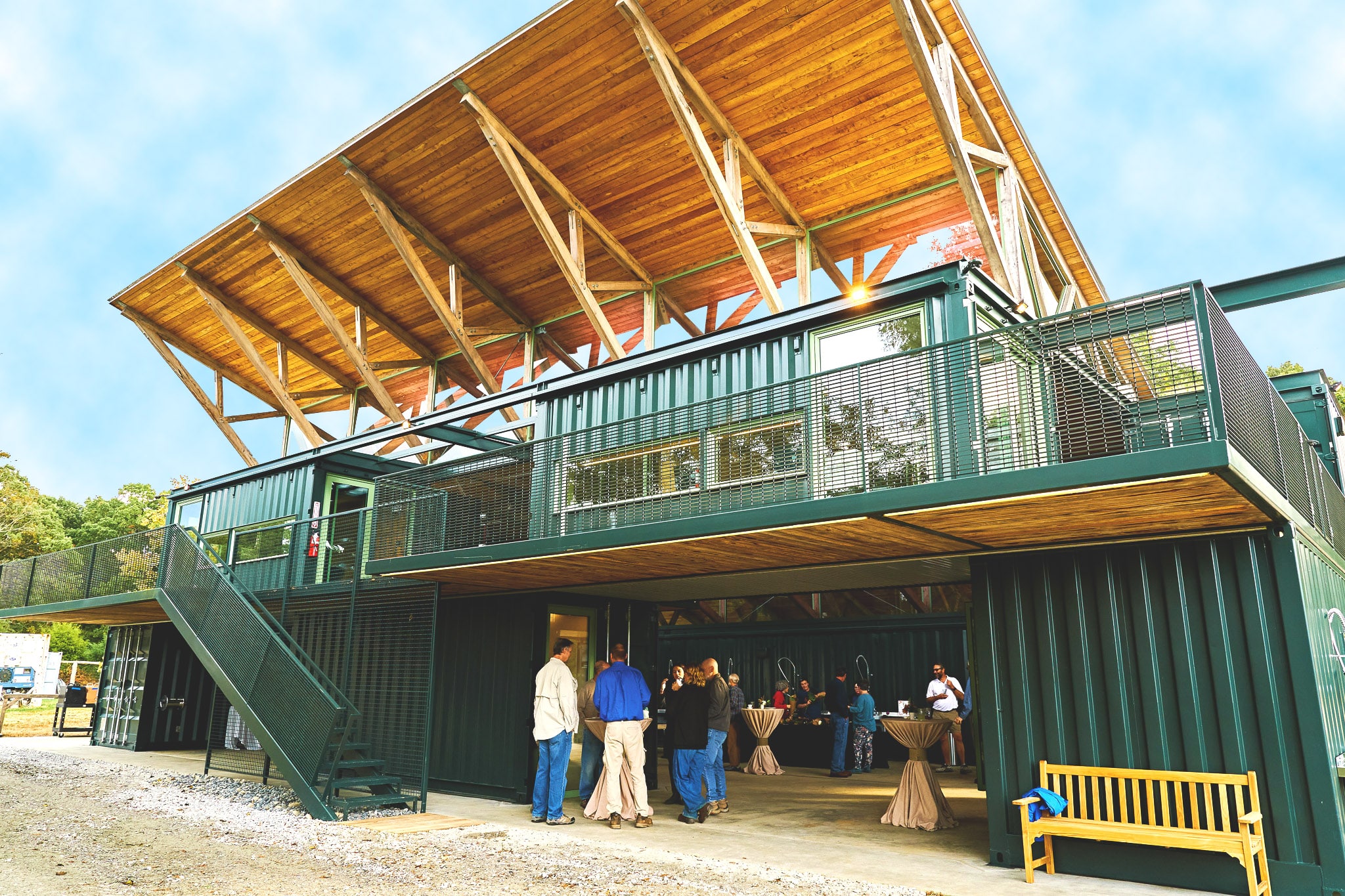 WHOLE TREES AND SAWN HEAVY TIMBERS WITH A TIMBERKING SAWMILL - TimberKing